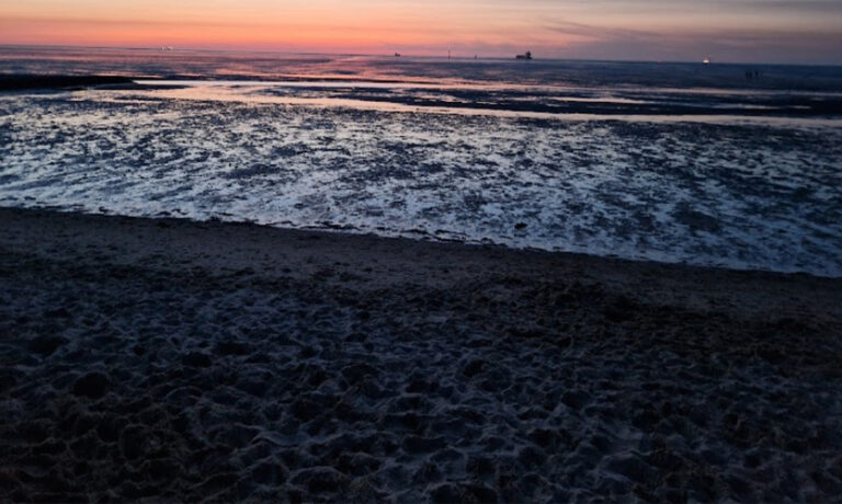 Cuxhaven Strand: Tipps für deinen perfekten Urlaub an der SeeLeuchtturm ...