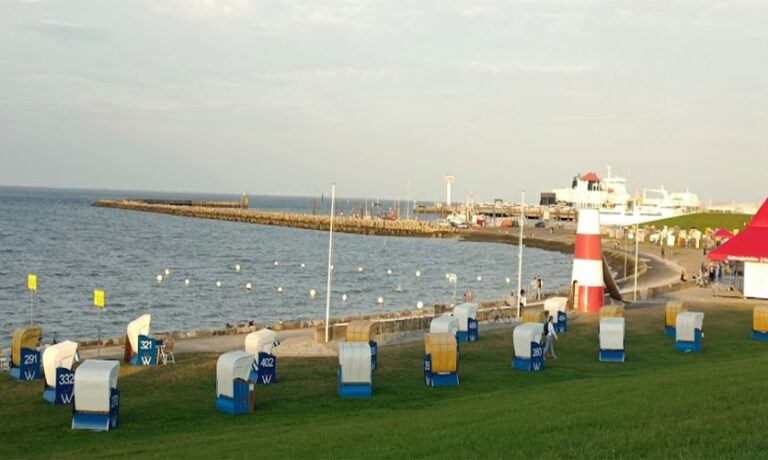 Cuxhaven Strand: Tipps für deinen perfekten Urlaub an der SeeLeuchtturm ...