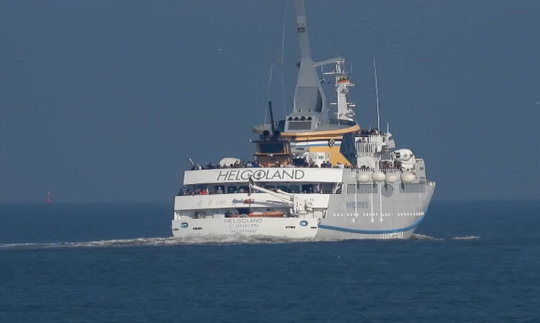 Mit der Reederei Cassen Eils zur Insel Helgoland und NeuwerkLeuchtturm ...
